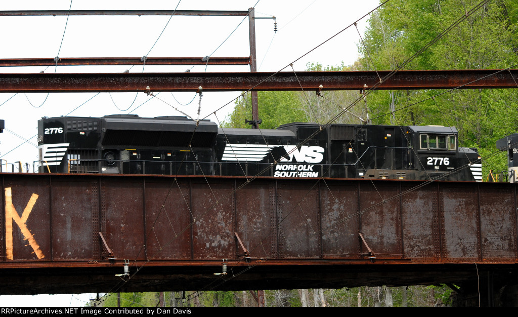 NS SD70M-2 2776 in the middle on 14G